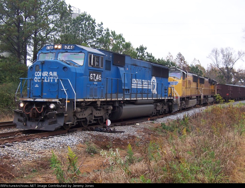 NS 6746 leads a rock train into the siding at Royal City.